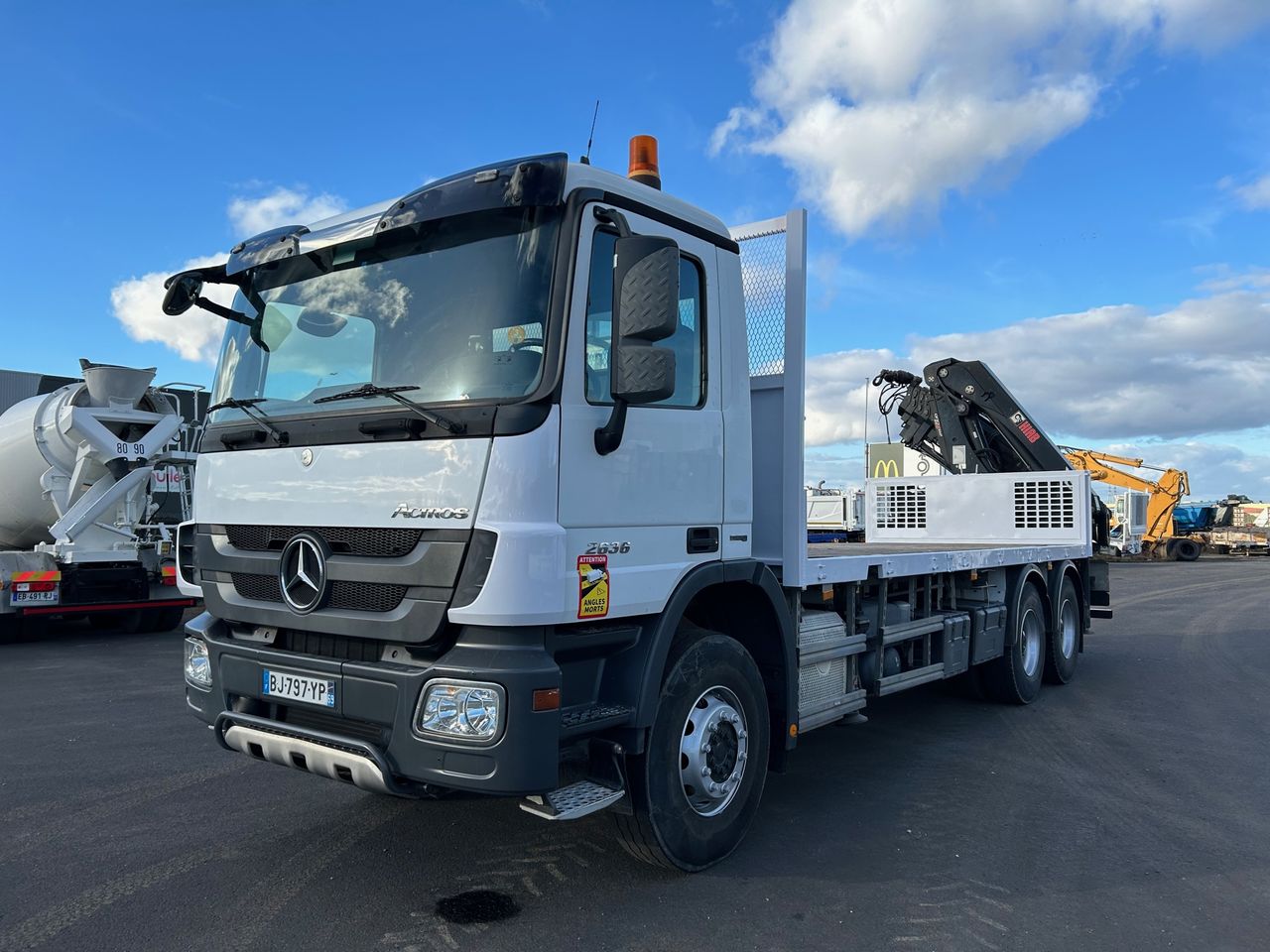 Mercedes Benz ACTROS 2636 6x4 Plateau Grue - 2R TRUCKS - Henri Vaissière